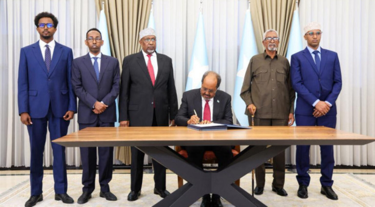 President Hassan Sheikh Signs New Federal Constitution - Somali News ...